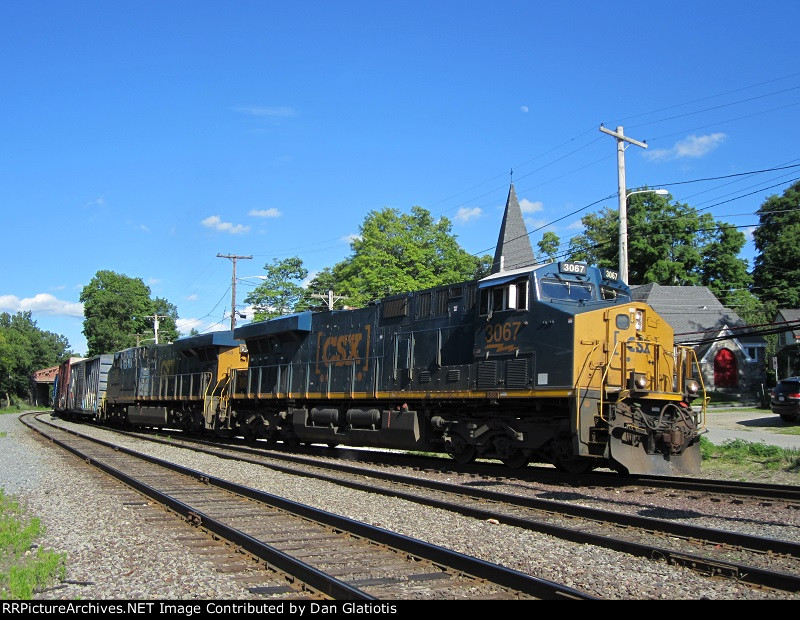 CSX 3067 leads POSE as it pulls into Ayer yard.